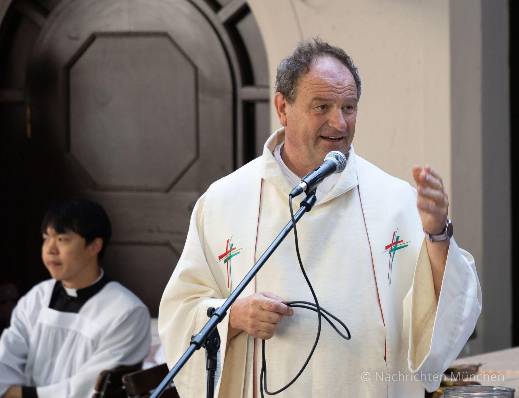 Gottesdienst mit Pfarrer Rainer Maria Schießler im Hofbräuhaus München ... Gottesdienst mit Pfarrer Rainer Maria Schießler im Hofbräuhaus München ...