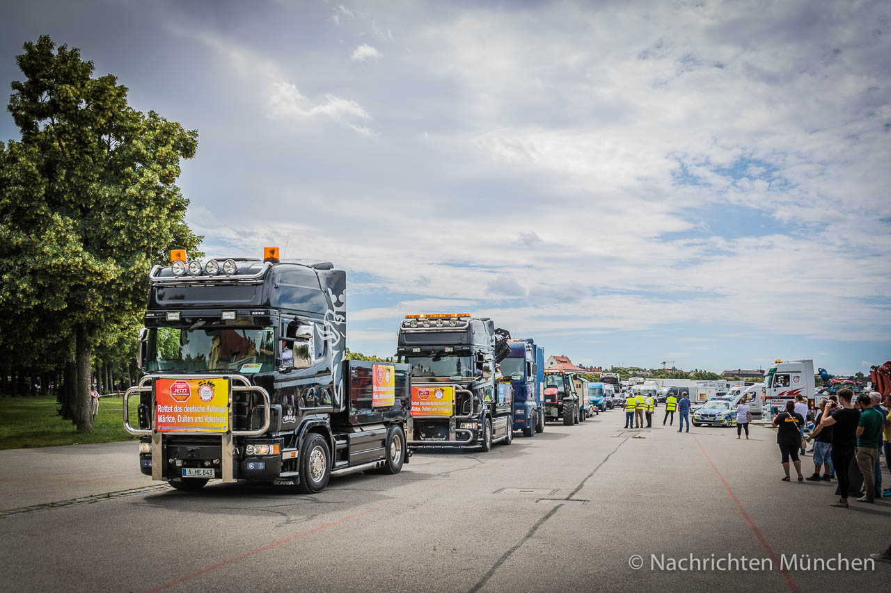 Demo der Schausteller - Schaustellerfahrzeuge auf der Theresienwiese ...