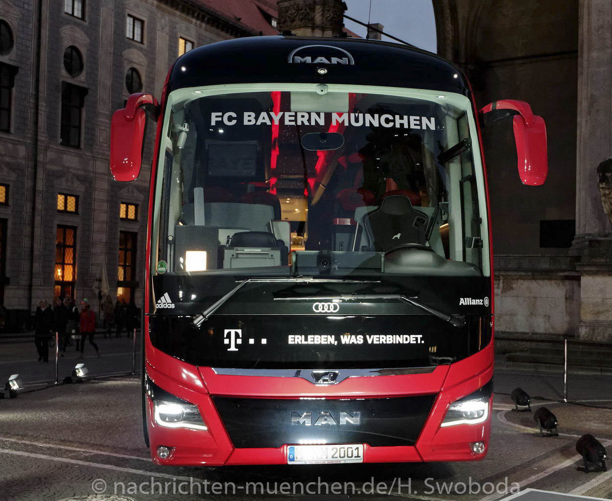 FC Bayern hat neuen MAN Mannschaftsbus in Empfang genommen ...