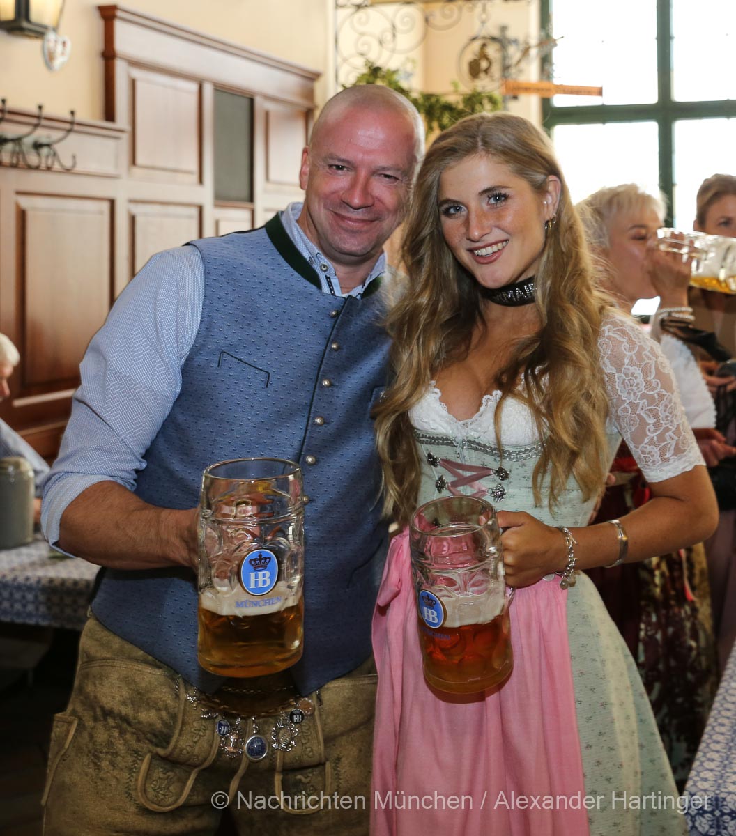 WirtshausWiesn im Hofbräuhaus München - Playmate Vanessa Teske zapft an ...