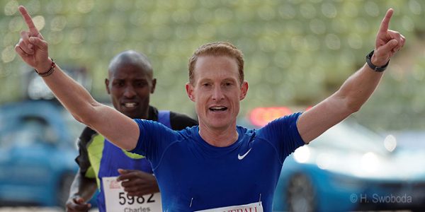 Oliver Herrmann (GER) gewinnt den 31. München Marathon 2016 ...