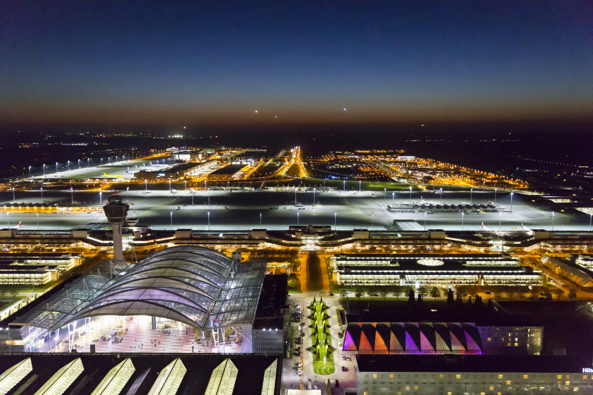 Münchner Airport lädt wieder zu den beliebten Lichterfahrten in der ...