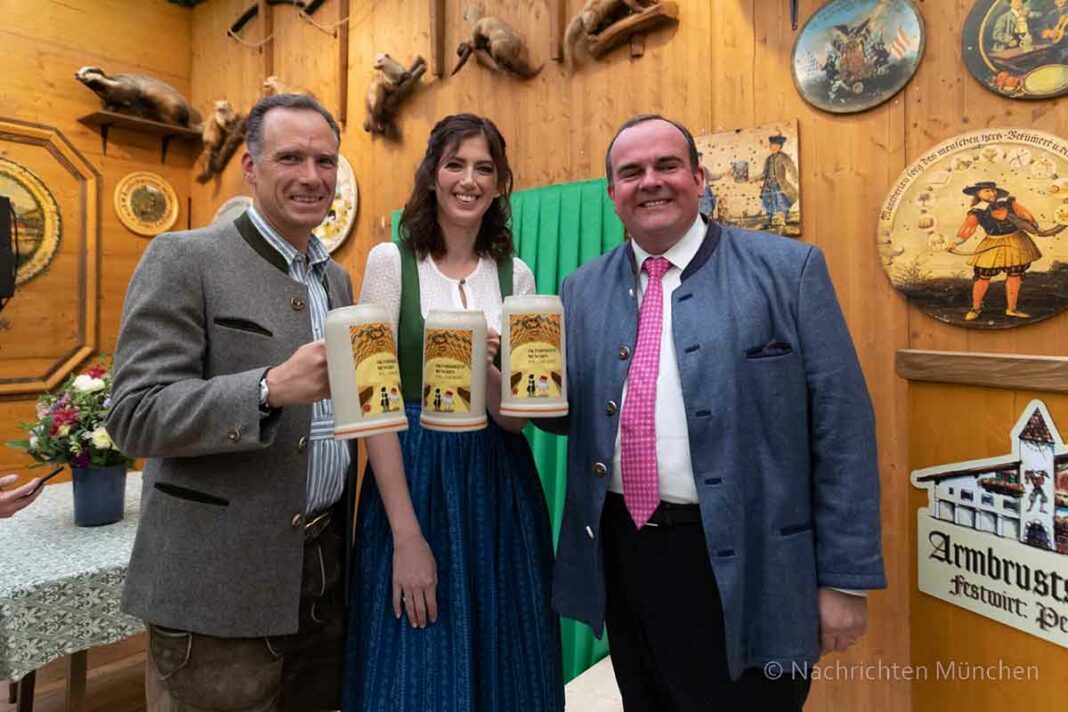 Offizieller Oktoberfest-Maßkrug 2022 durch Claudia Pichler präsentiert ...