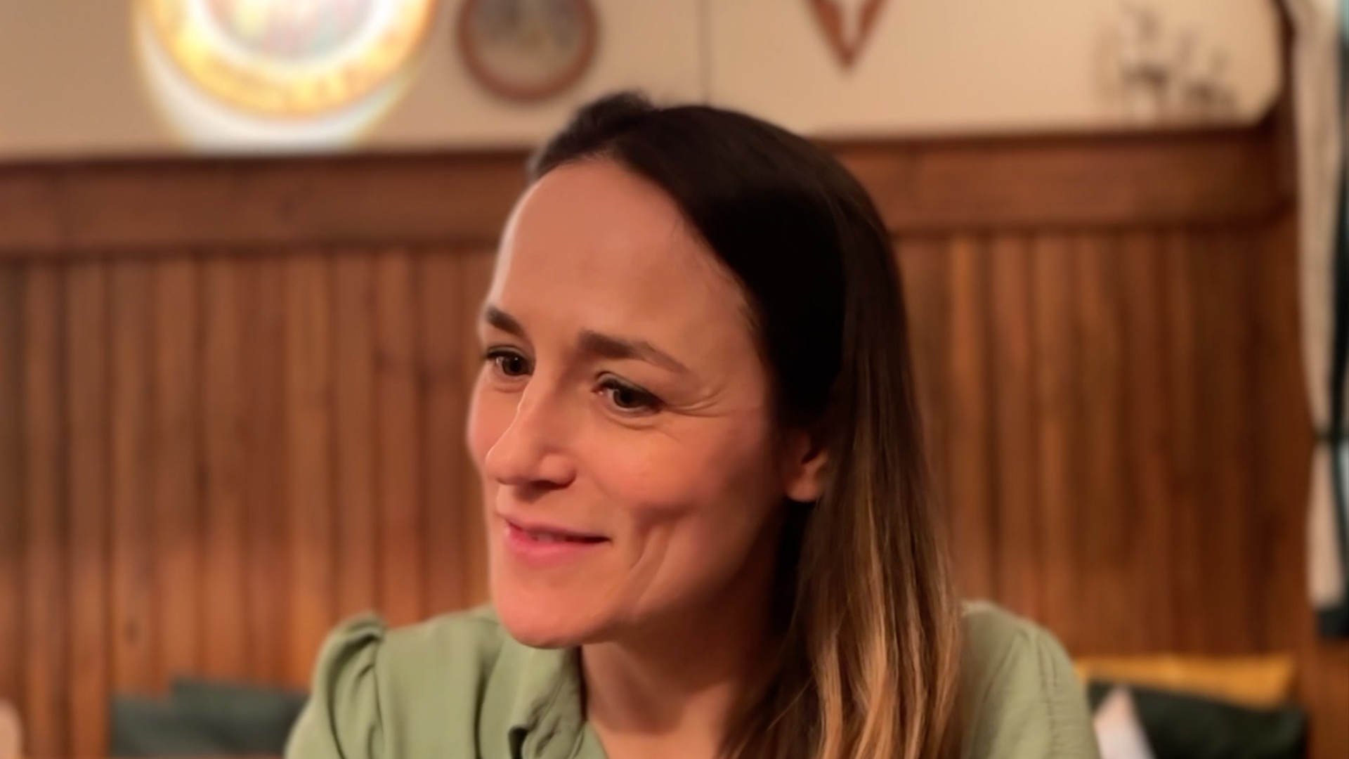 Judith Toth über ihre Rolle beim Politiker Derblecken bei der Salvator ...