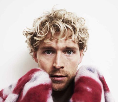 Christopher - Der dänische Sänger und „A Beautiful Life“-Schauspieler ...